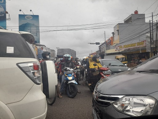 Duh, Bahaya Banget ! Pengendara Bermotor Kerap Saling Terobos Di Lampu ... Duh, Bahaya Banget ! Pengendara Bermotor Kerap Saling Terobos Di Lampu ...