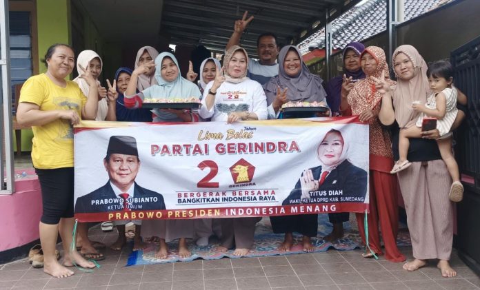 Jelang HUT Gerindra Ke - 15, Titus Diah Latih Masyarakat Membuat Kue ... Jelang HUT Gerindra Ke - 15, Titus Diah Latih Masyarakat Membuat Kue ...